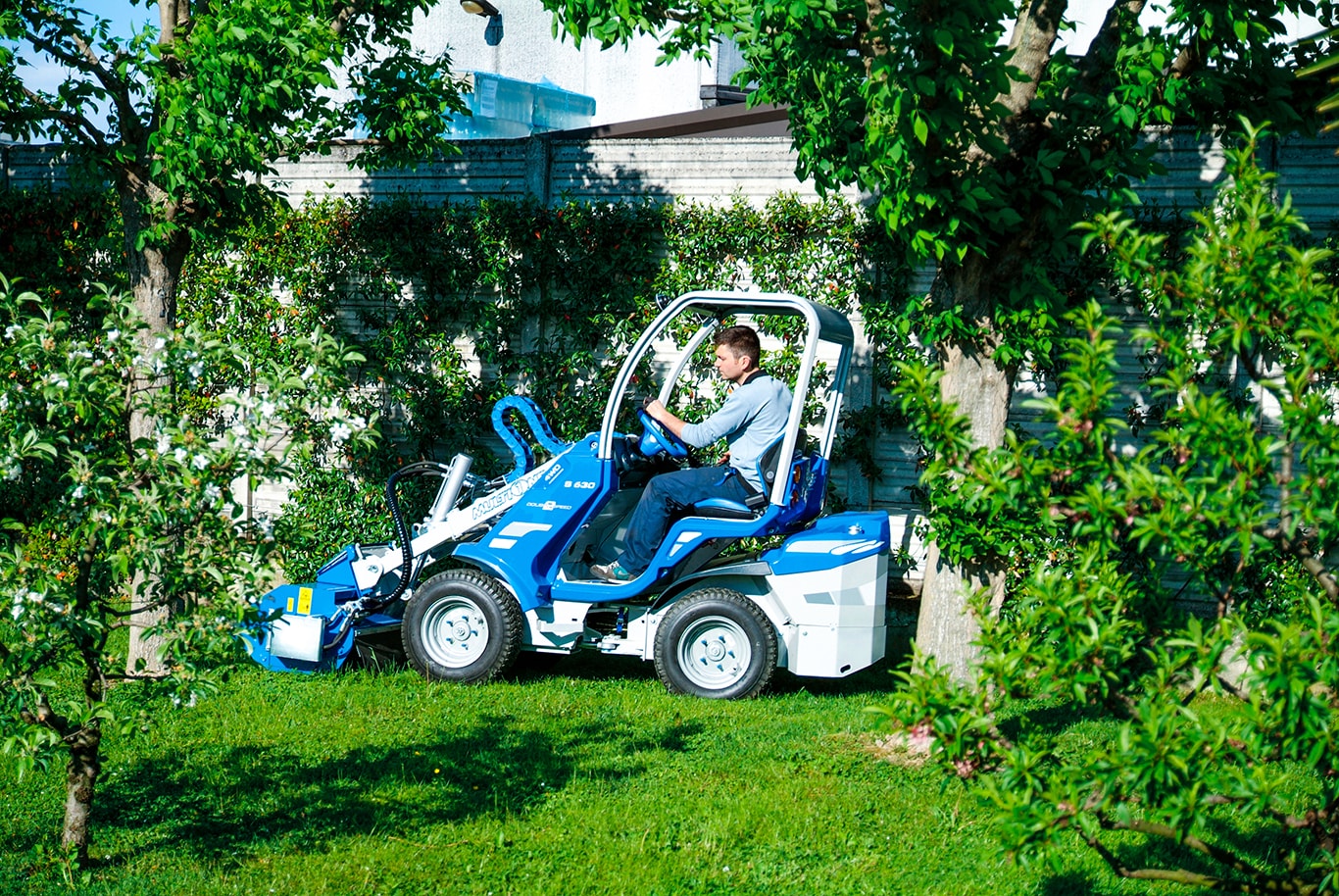 MultiOne mini loader S630 with lawn mower – MultiOne